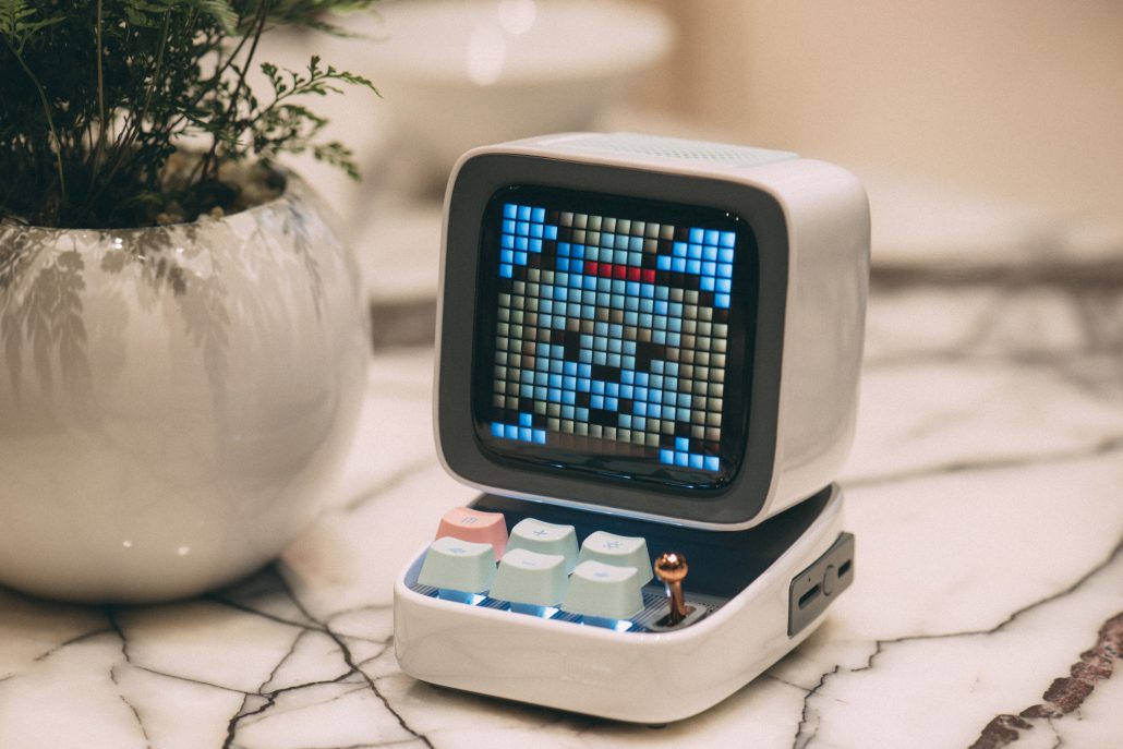 Pixel-Art-Speaker im Retro-PC-Design ist Weihnachtsbaum-ready